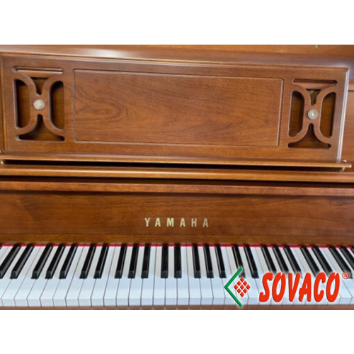 Đàn piano Yamaha L101 màu gỗ mờ, thiết kế nhỏ gọn