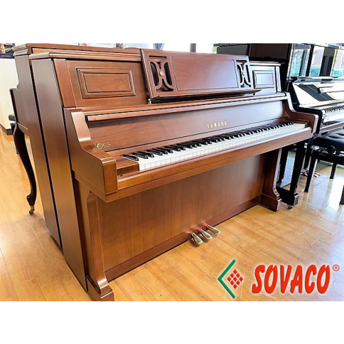 Đàn piano Yamaha L101 màu gỗ mờ, thiết kế nhỏ gọn
